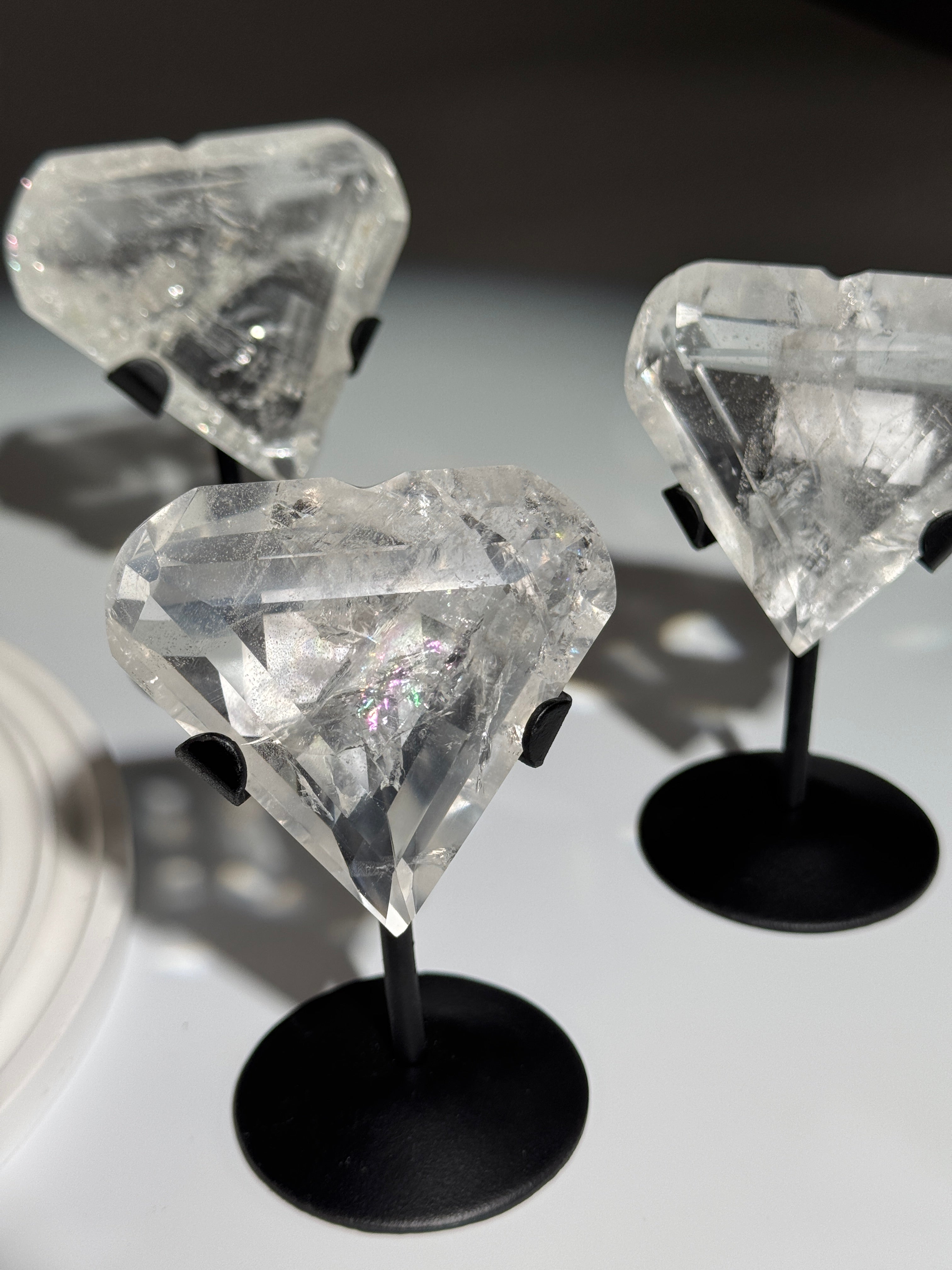 Bergkristall Herz auf Halterung – awaker